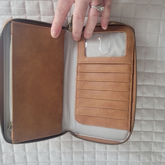 thirty-one | Accessories | Thirty One All About The Benjamins Wallet ...